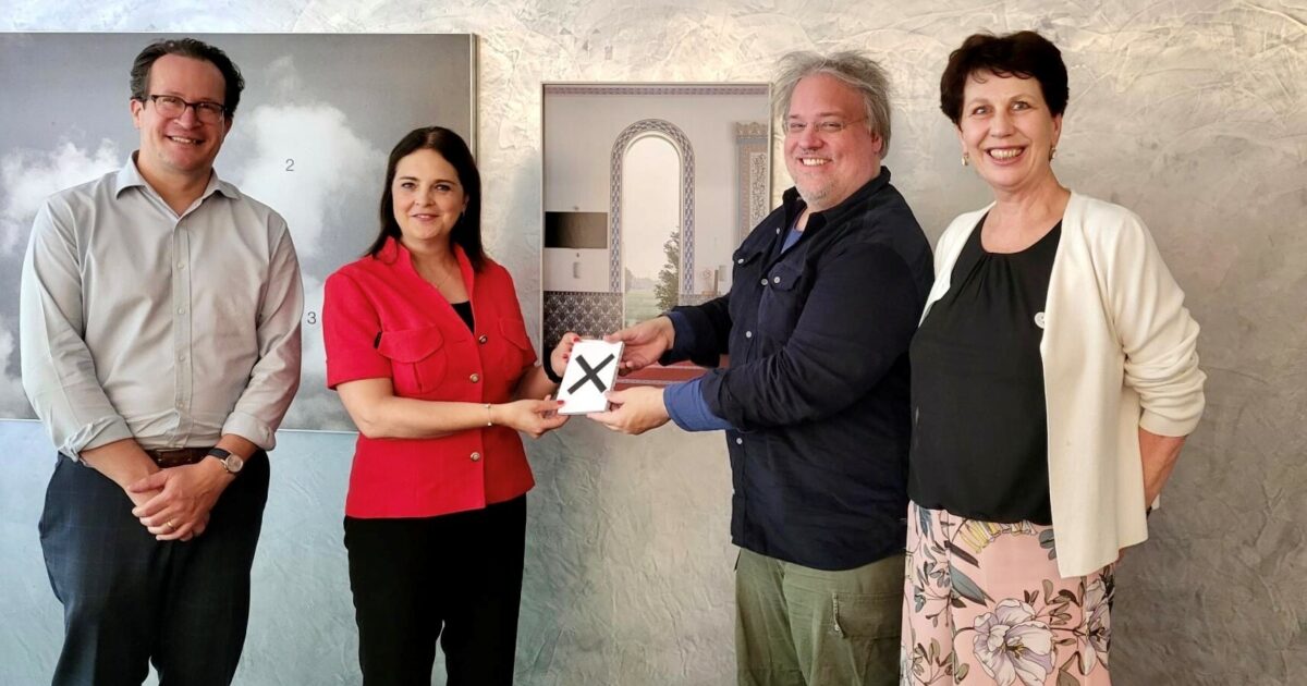 Human Rights Ambassador receives Facts Not Filters publication | KABK